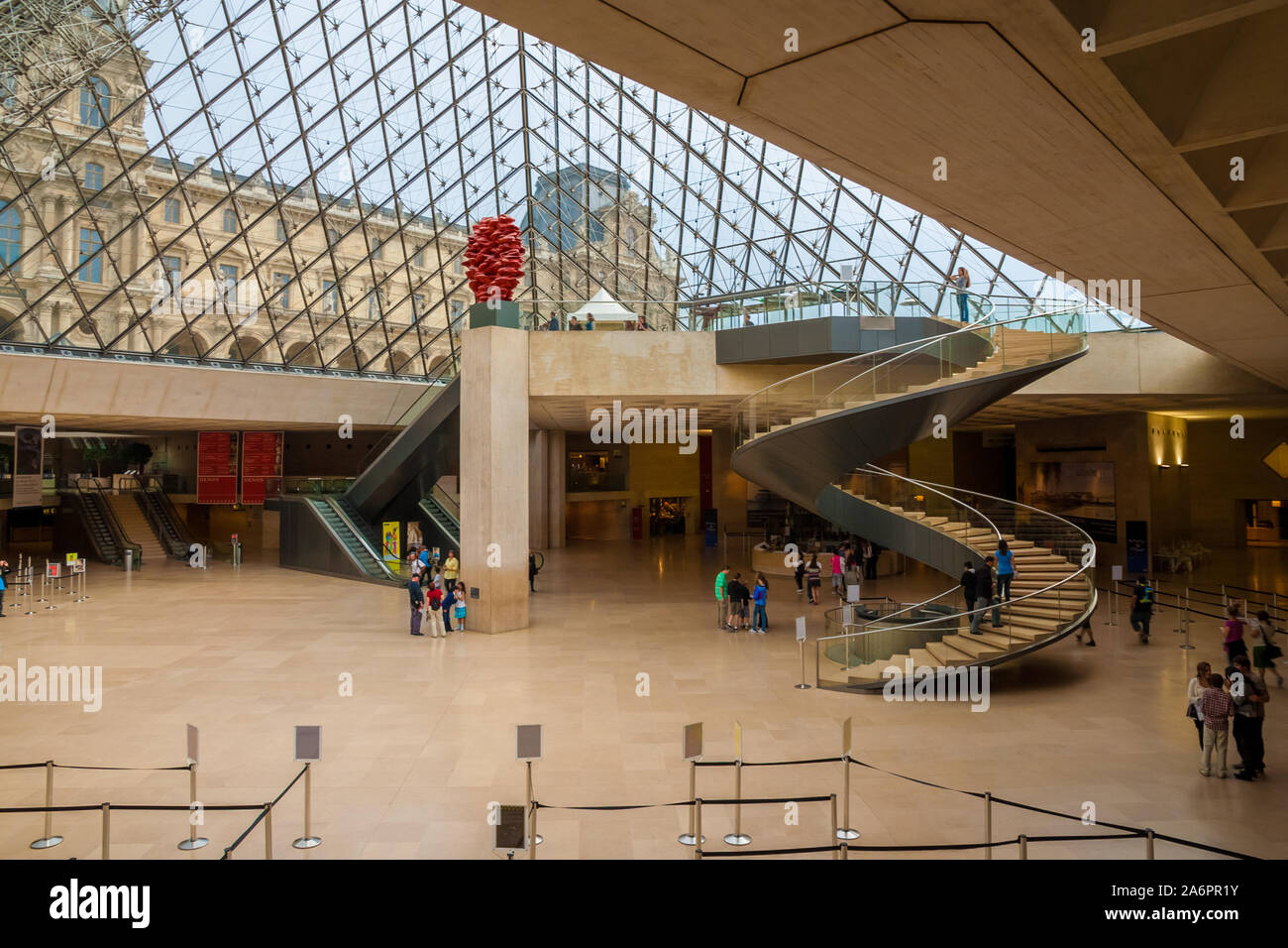 Glass pyramid roof ceiling Banque de photographies et d’images à haute ...