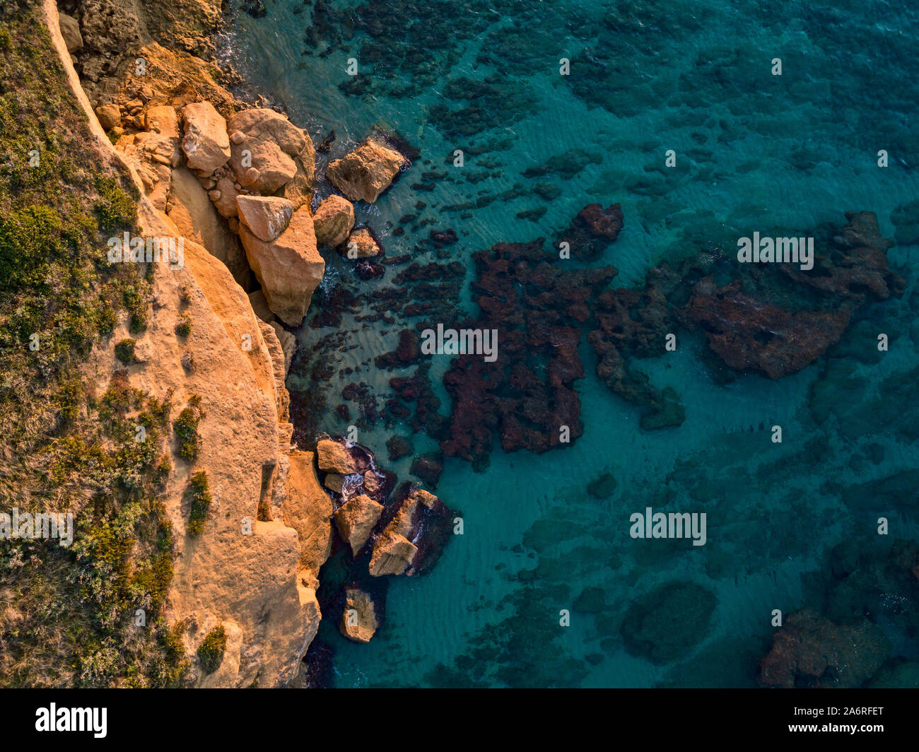 Vue aérienne de rochers dans la mer. Sommaire des fonds marins vu de ...