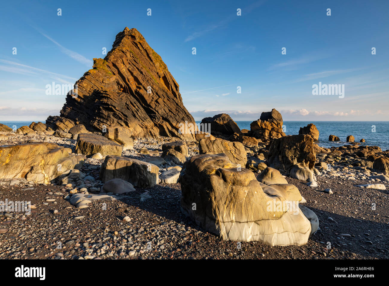 Arche naturelle dans les rochers sur la plage Banque de photographies ...