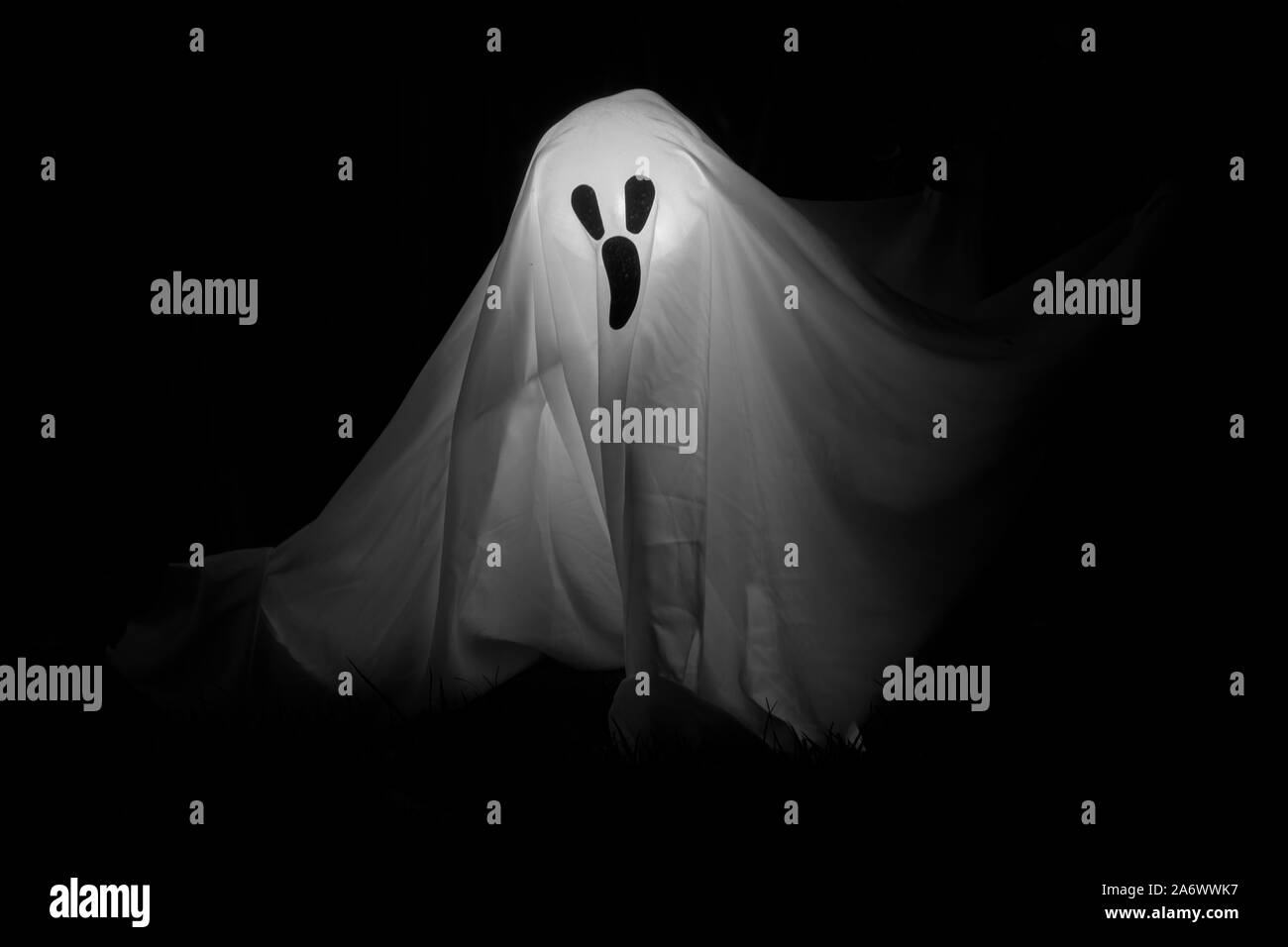 Fantôme blanc isolé sur fond blanc Banque de photographies et d’images ...