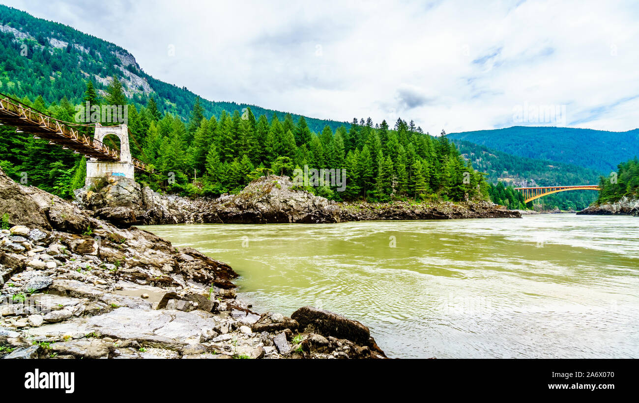 Le puissant fleuve Fraser, avec l'historique de la structure d'acier du ...