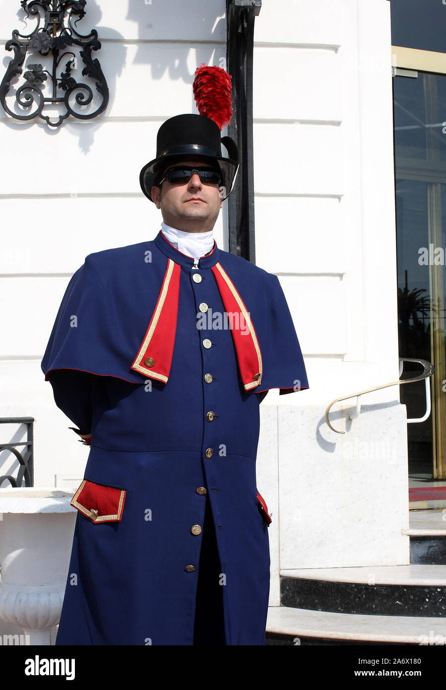 Portier à l'entrée de l'Hôtel Negresco sur la Promenade des Anglais à ...