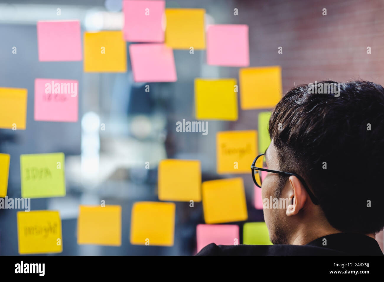D'affaires à la recherche et l'écriture sur Post-it pour lancer des ...