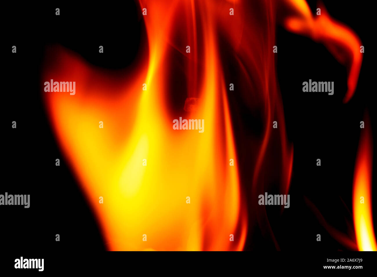 Texture feu isolé sur fond noir. Fire flames sur fond noir. Modèles de ...