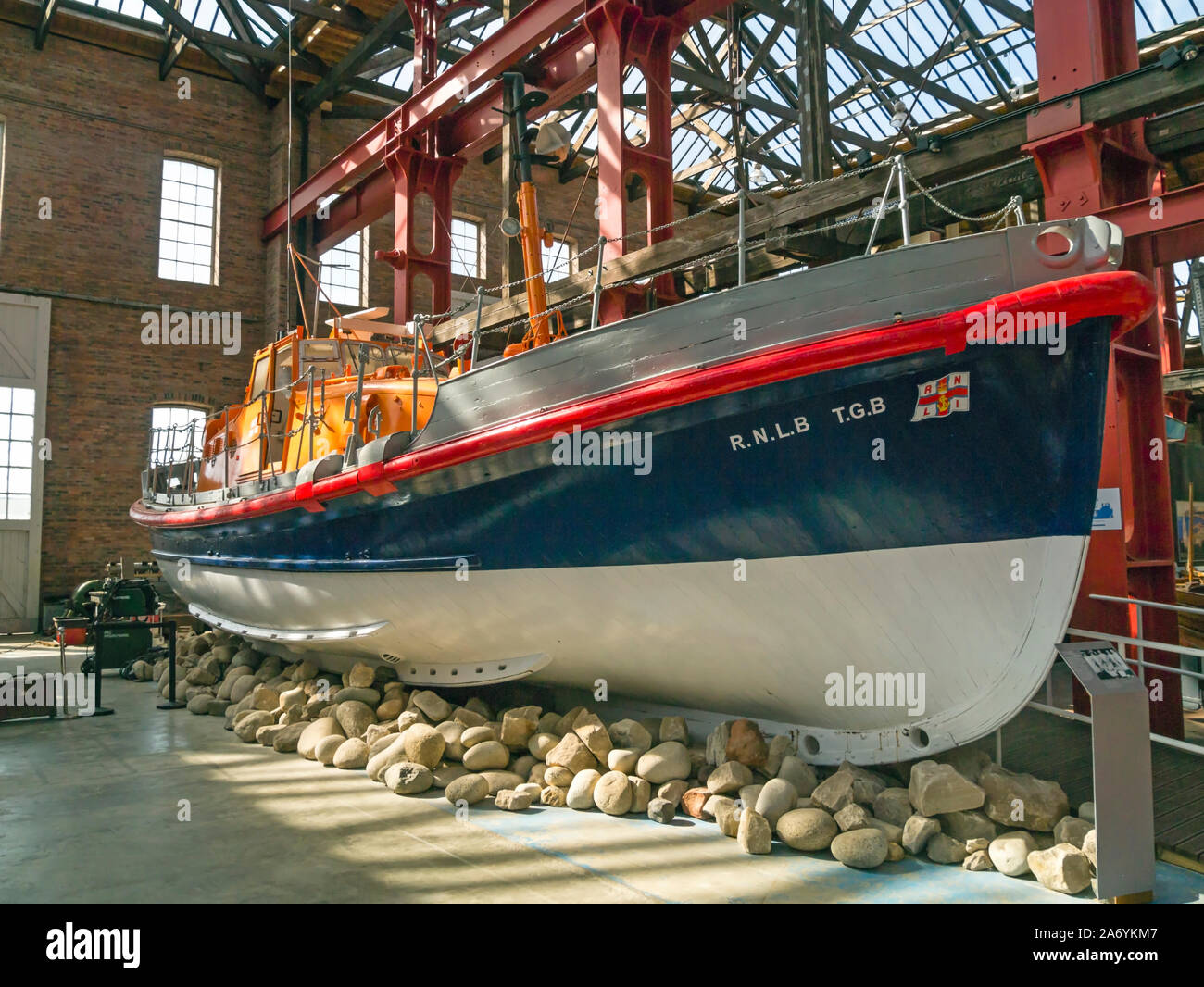 Le bateau de sauvetage RNLI T.G.B. est exposé dans le bâtiment du ...