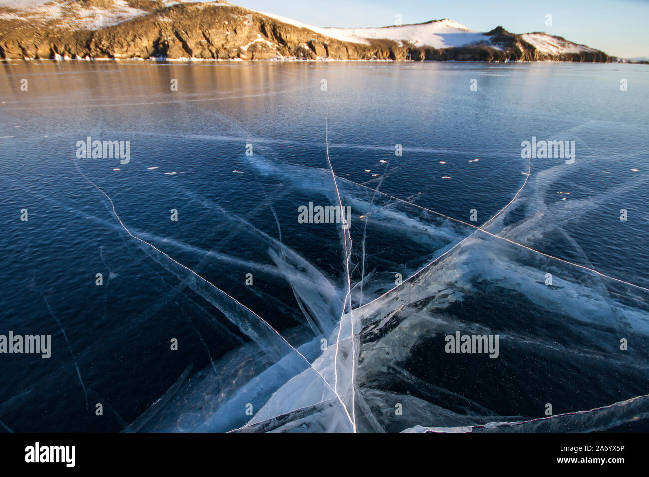 Le lac Baïkal est couverte de glace et de neige, froid, forte d ...