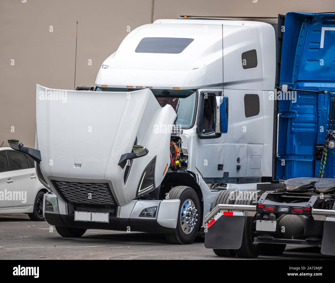 Gros Camion Camion semi industriel blanc avec capot ouvert et semi ...