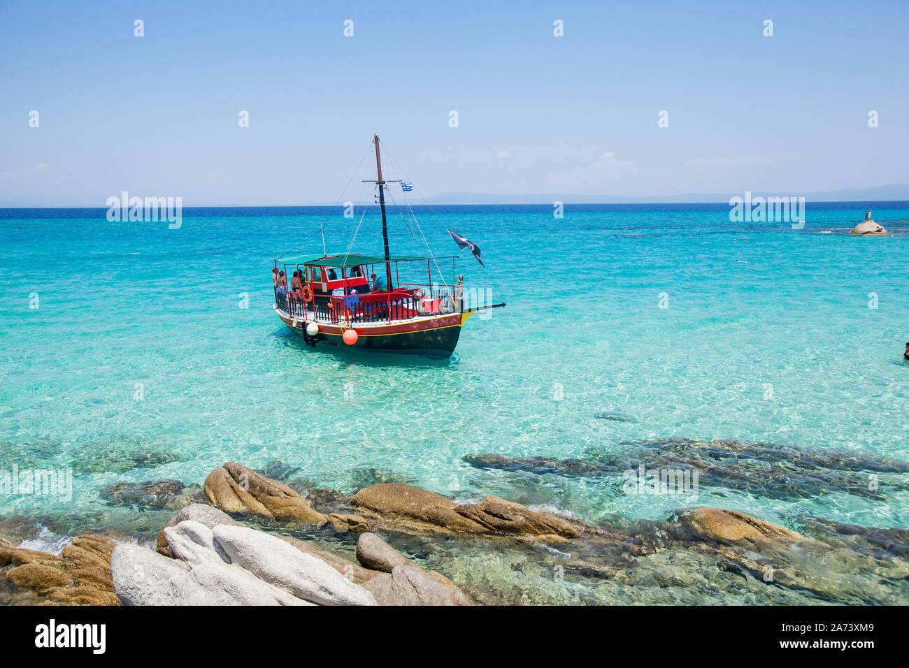 Bateau de croisière avec tourisme excursion. Claire étonnante de l'eau ...