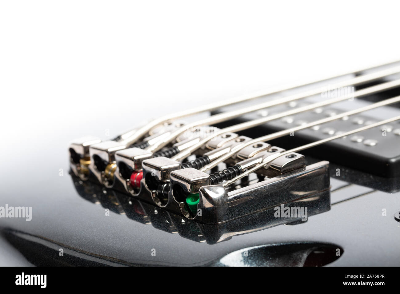 Guitare basse 5 cordes Banque de photographies et d’images à haute ...