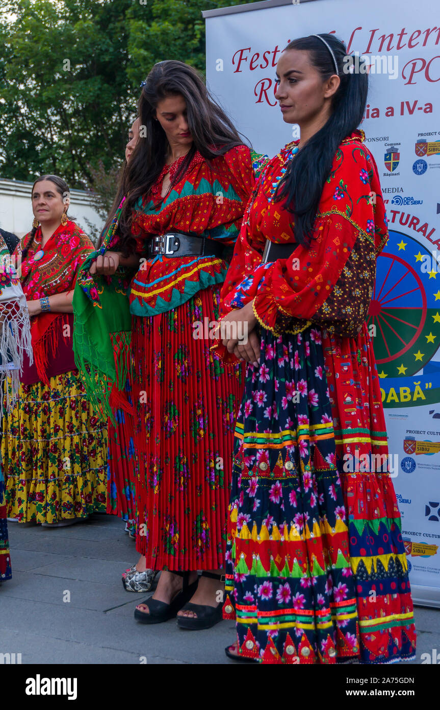La Vie de bohème Gypsy à Sibiu Internațional Poèmes Roma Festival. Belle jeune femme tzigane ...