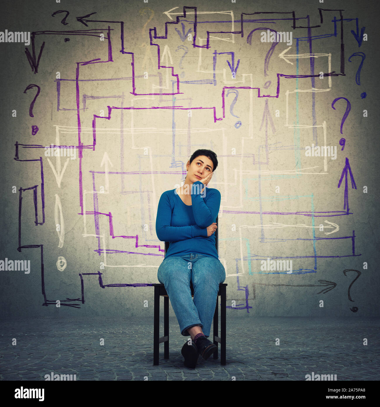 Perplexe et young woman having beaucoup de questions comme un gâchis ...