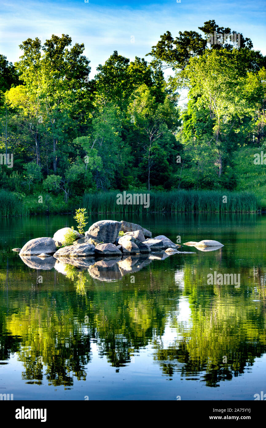 Rochers et rochers dans un lac Banque de photographies et d’images à ...