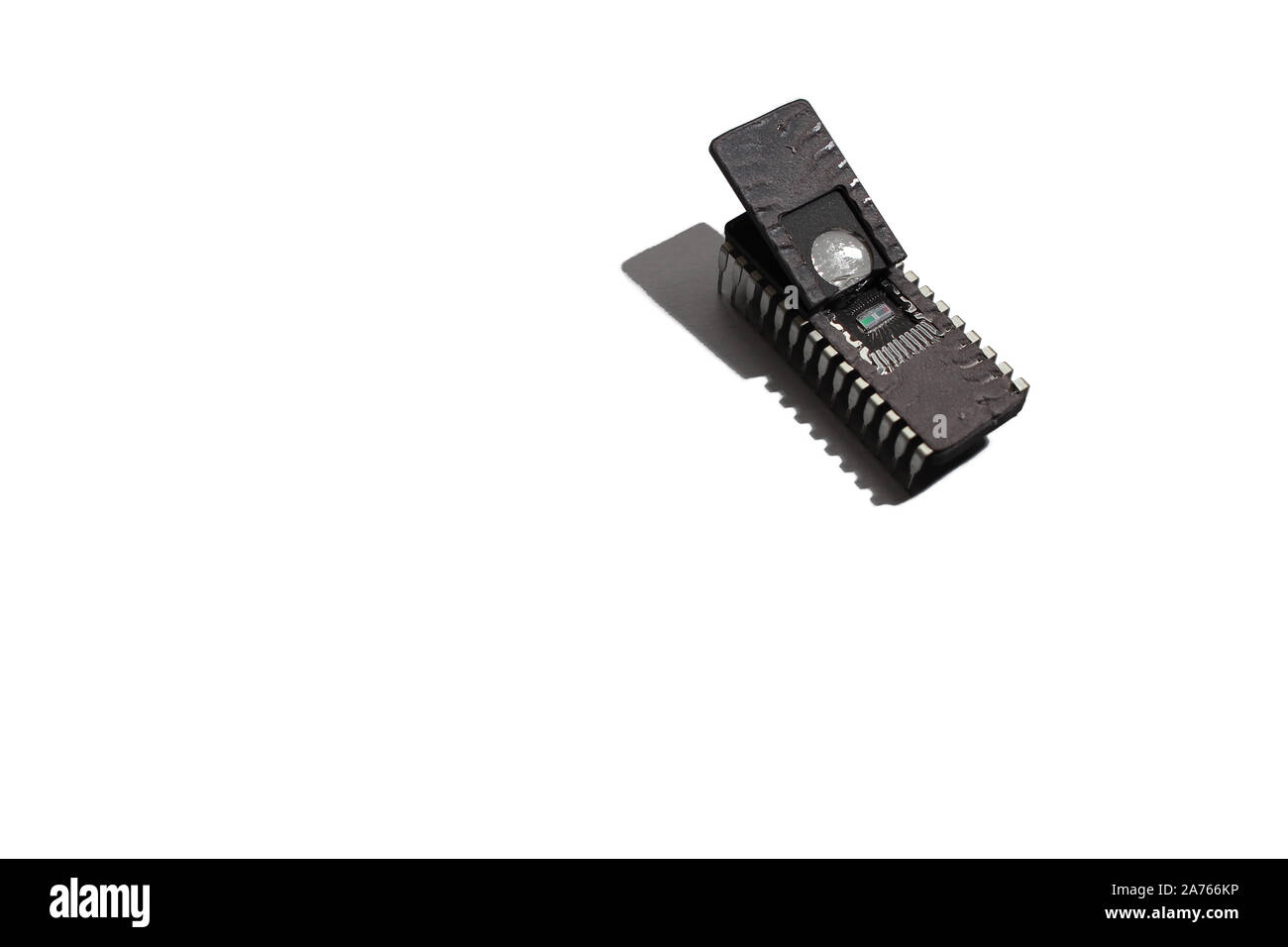Ouvrir le circuit intégré isolé pose et jette une ombre qui permet une ...