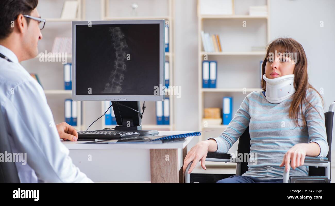Femme l'examen médical scoliose Banque de photographies et d’images à ...