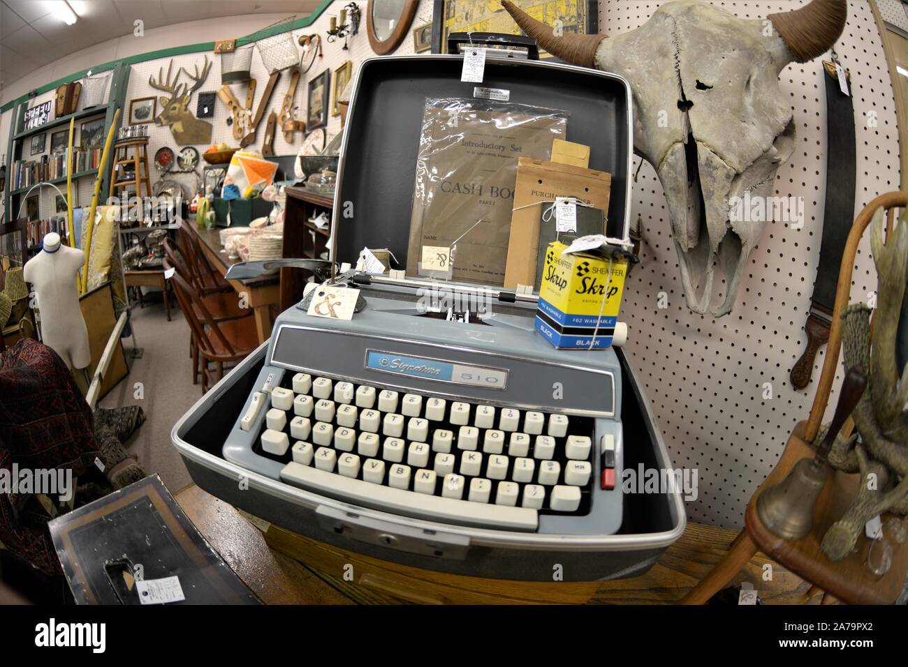 Machine à écrire à vendre, qui n'est pas manuel et électrique à la main ...