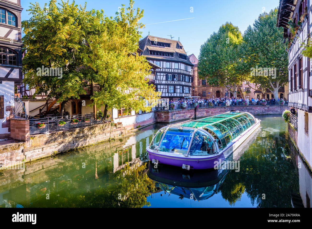 Un bateau d'excursion est d'une croisière sur la rivière Ill canal dans ...