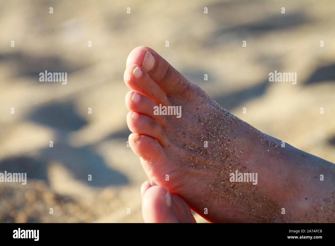 La jeune fille orteils sont sains et beaux. Orteils bien entretenu ...