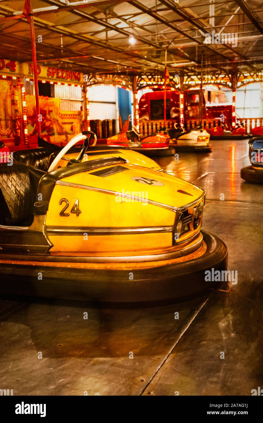 Vintage années 50, 'auto tamponneuse" ( Dodgem ) fairground ride at ...