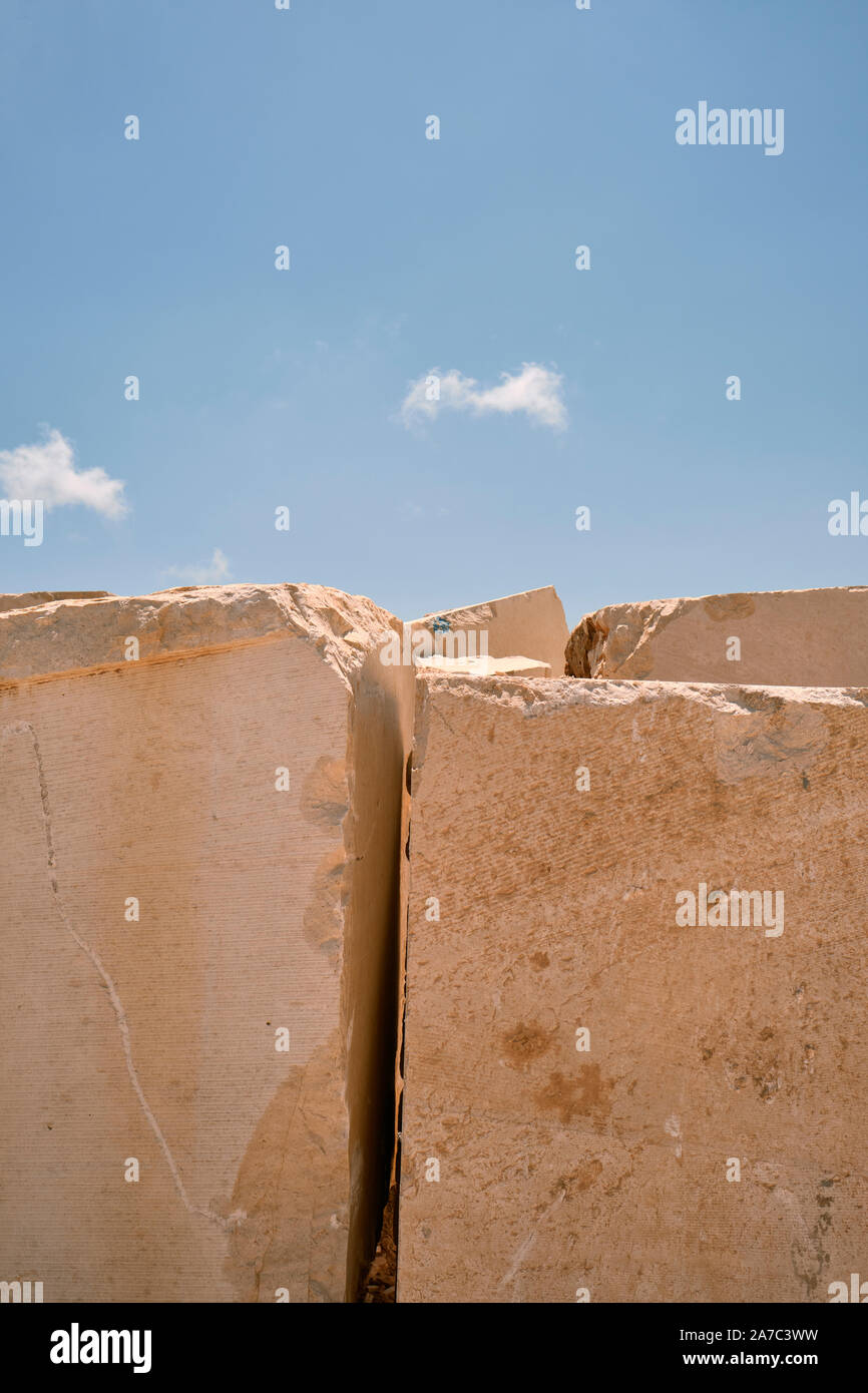 Rose rose sarde Orosei en blocs de pierre brute à partir de la ...