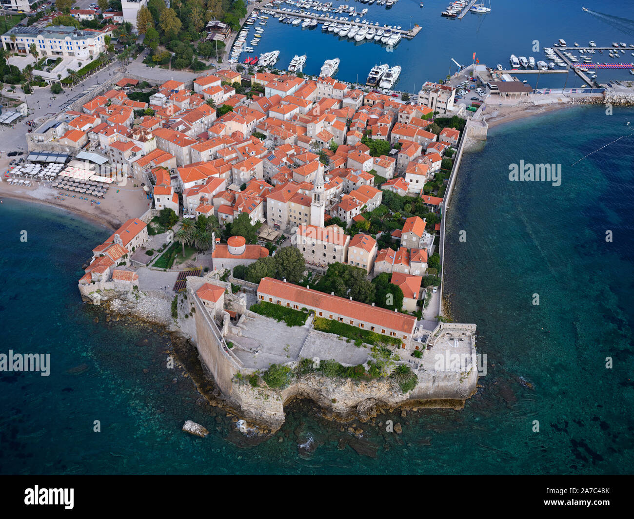 VUE AÉRIENNE.Ville médiévale sur un promontoire rocheux.Budva ...