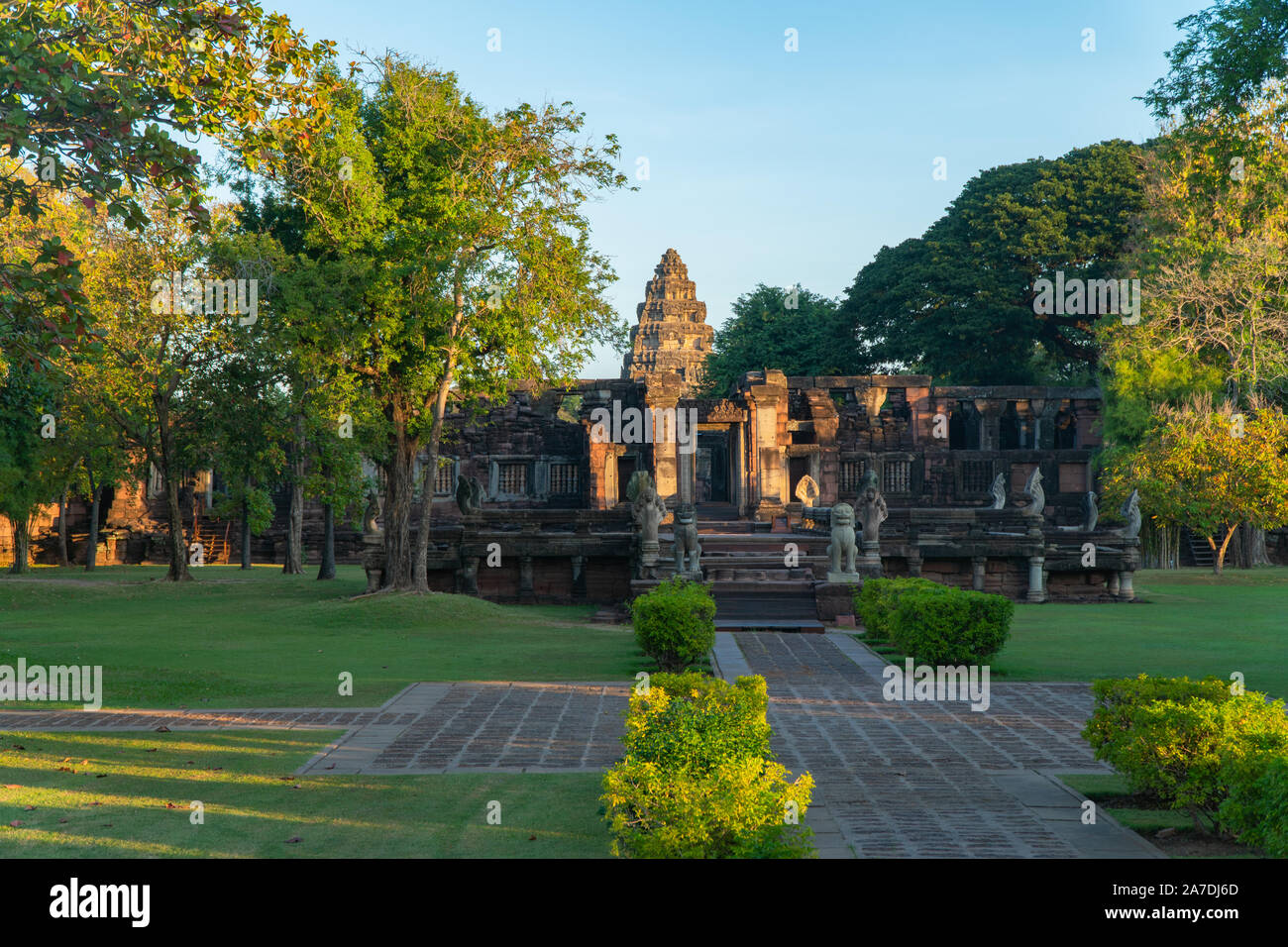 Le magnifique château en pierre dans le parc historique de Phimai ...