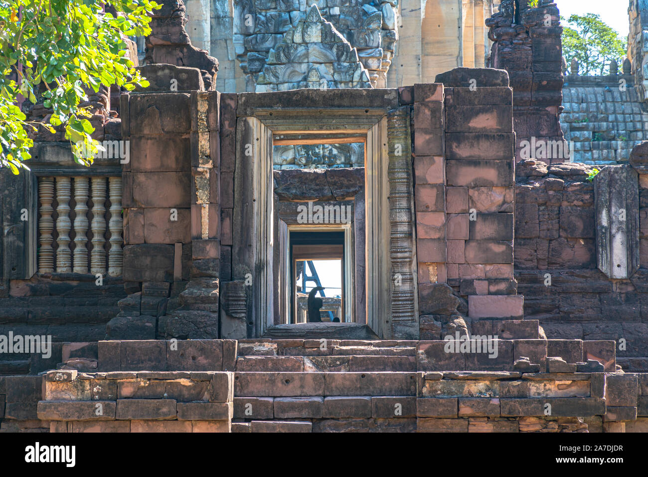 Le magnifique château en pierre dans le parc historique de Phimai ...