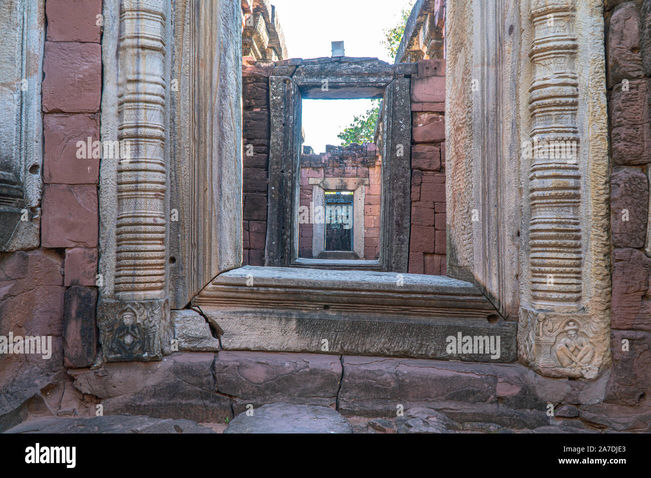 Le magnifique château en pierre dans le parc historique de Phimai ...
