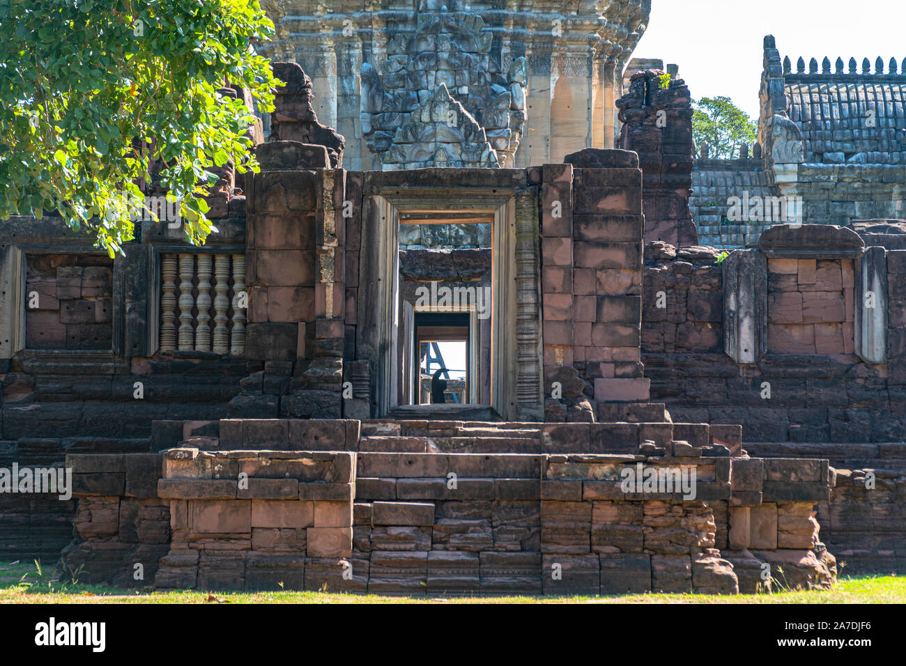 Le magnifique château en pierre dans le parc historique de Phimai ...
