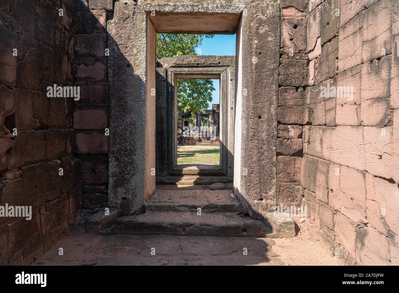 Le magnifique château en pierre dans le parc historique de Phimai ...