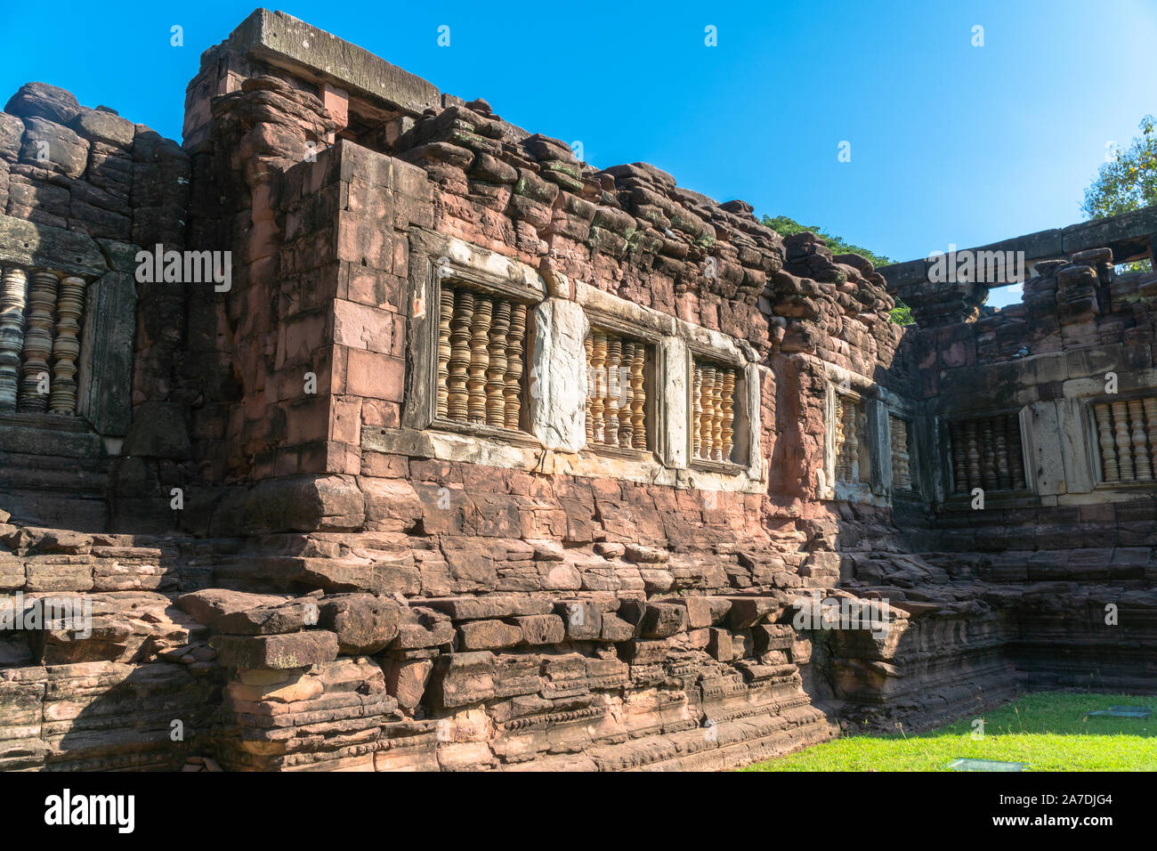 Le magnifique château en pierre dans le parc historique de Phimai ...