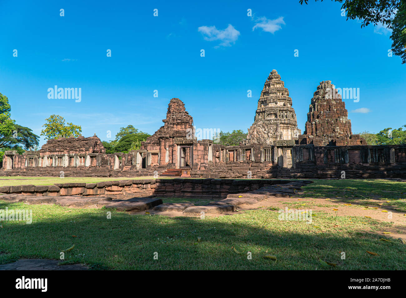 Le magnifique château en pierre dans le parc historique de Phimai ...