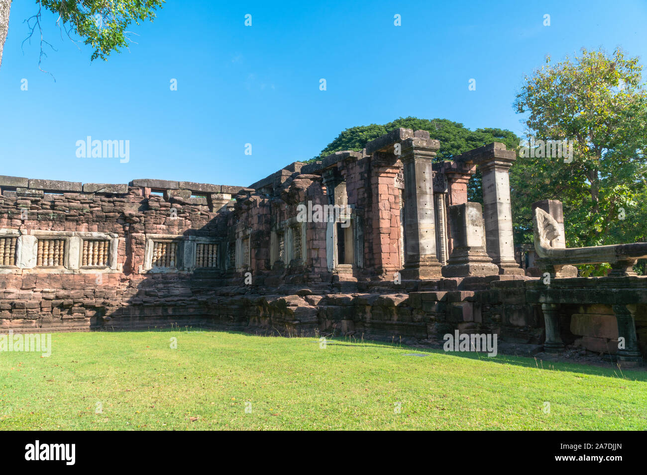 Le magnifique château en pierre dans le parc historique de Phimai ...