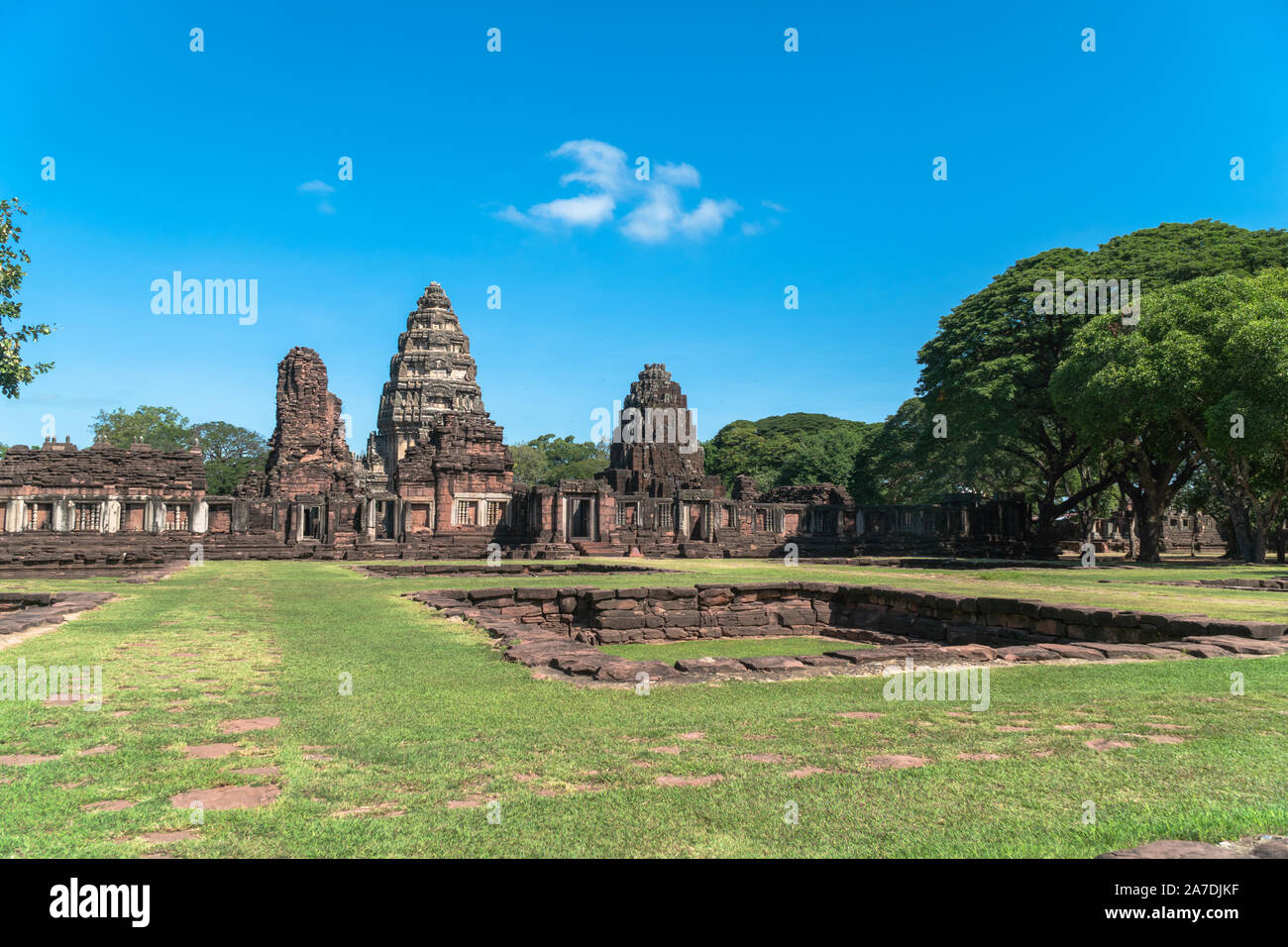 Le magnifique château en pierre dans le parc historique de Phimai ...