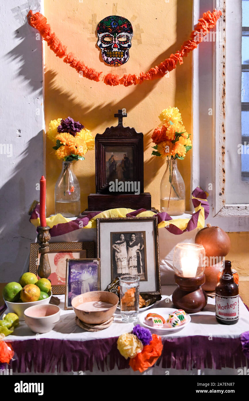 Family altar Banque de photographies et d’images à haute résolution - Alamy