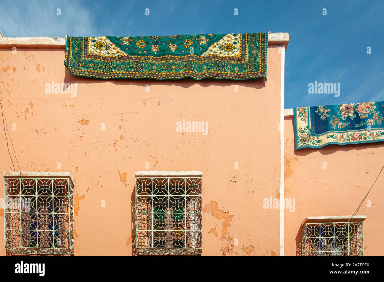 Tapis marocain typique accroché sur le toit d'un bâtiment de la médina ...