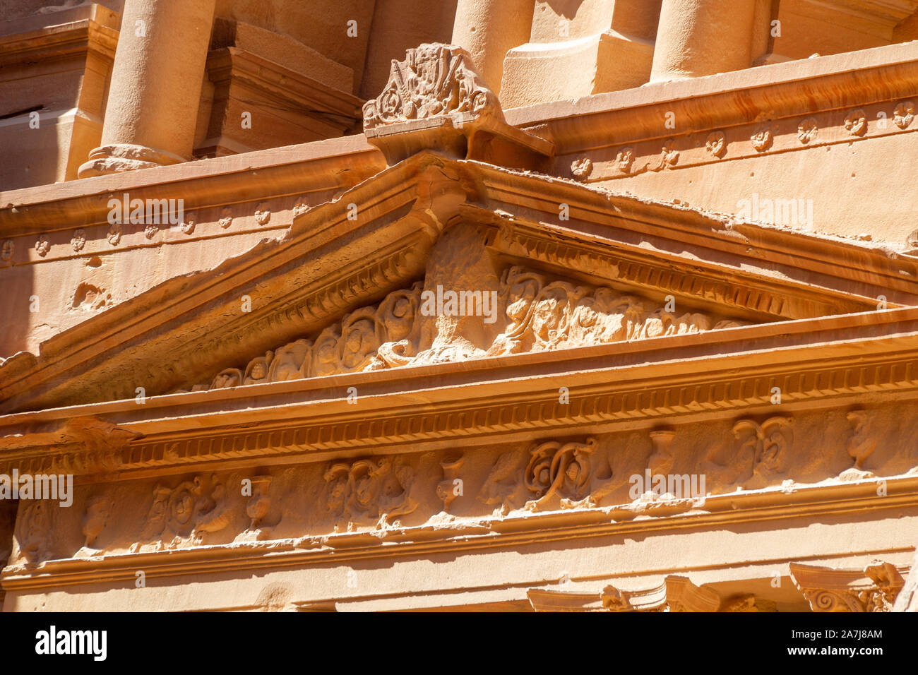 Carfed toit en pierres pour créer le monastère (aka Al-Khazneh) Façade ...
