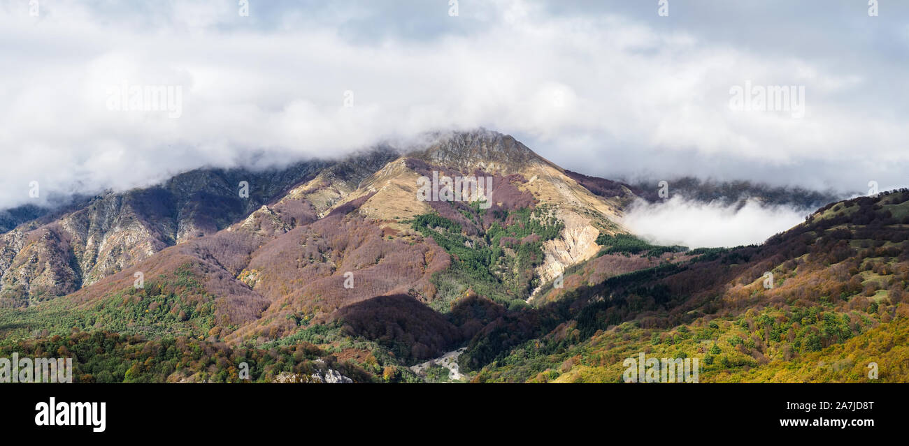 Montagnes des apennins en italie Banque de photographies et d’images à ...