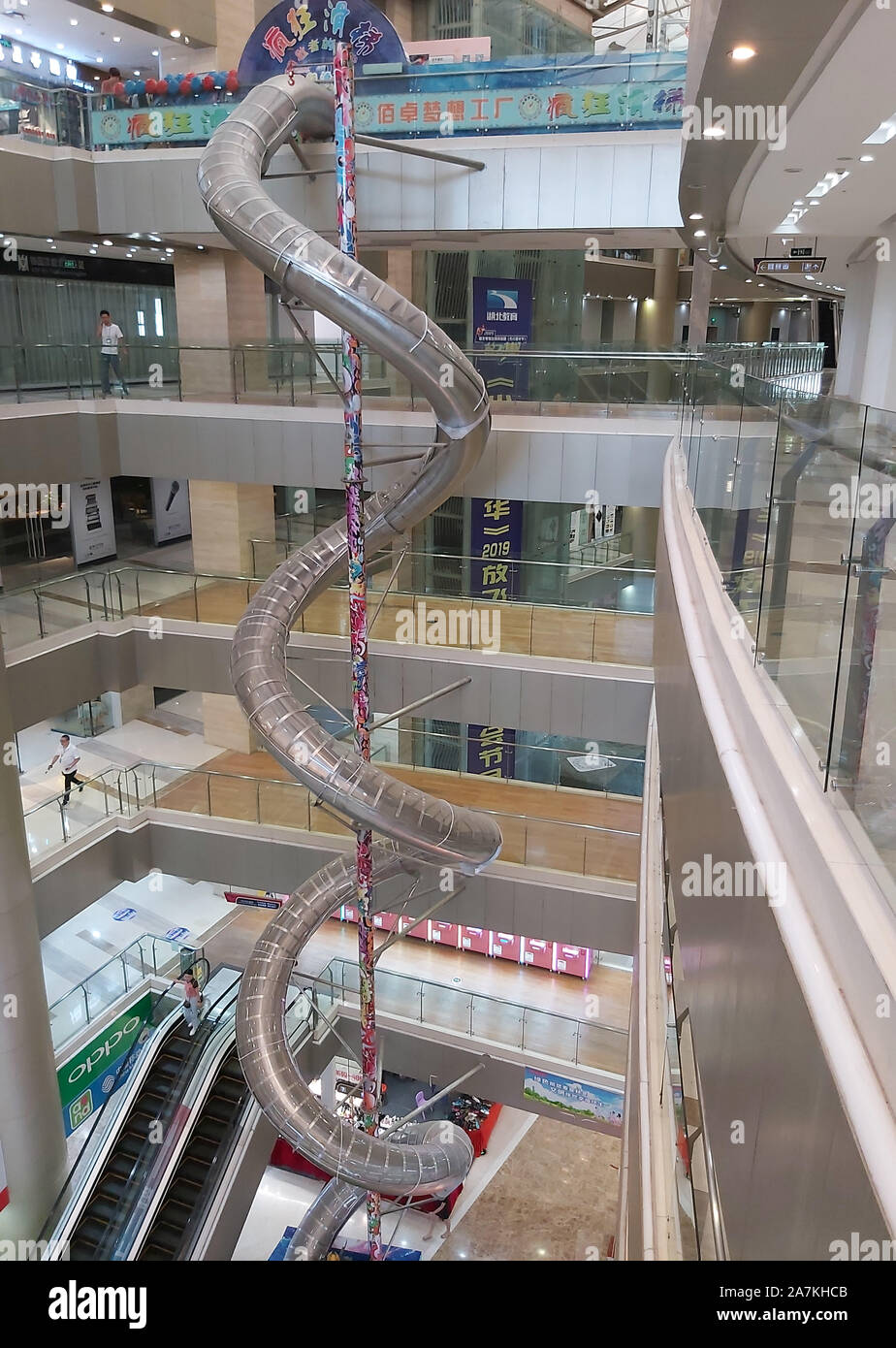 Un six étages glisse, qui est presque 30 mètres de haut et 58 mètres de ...