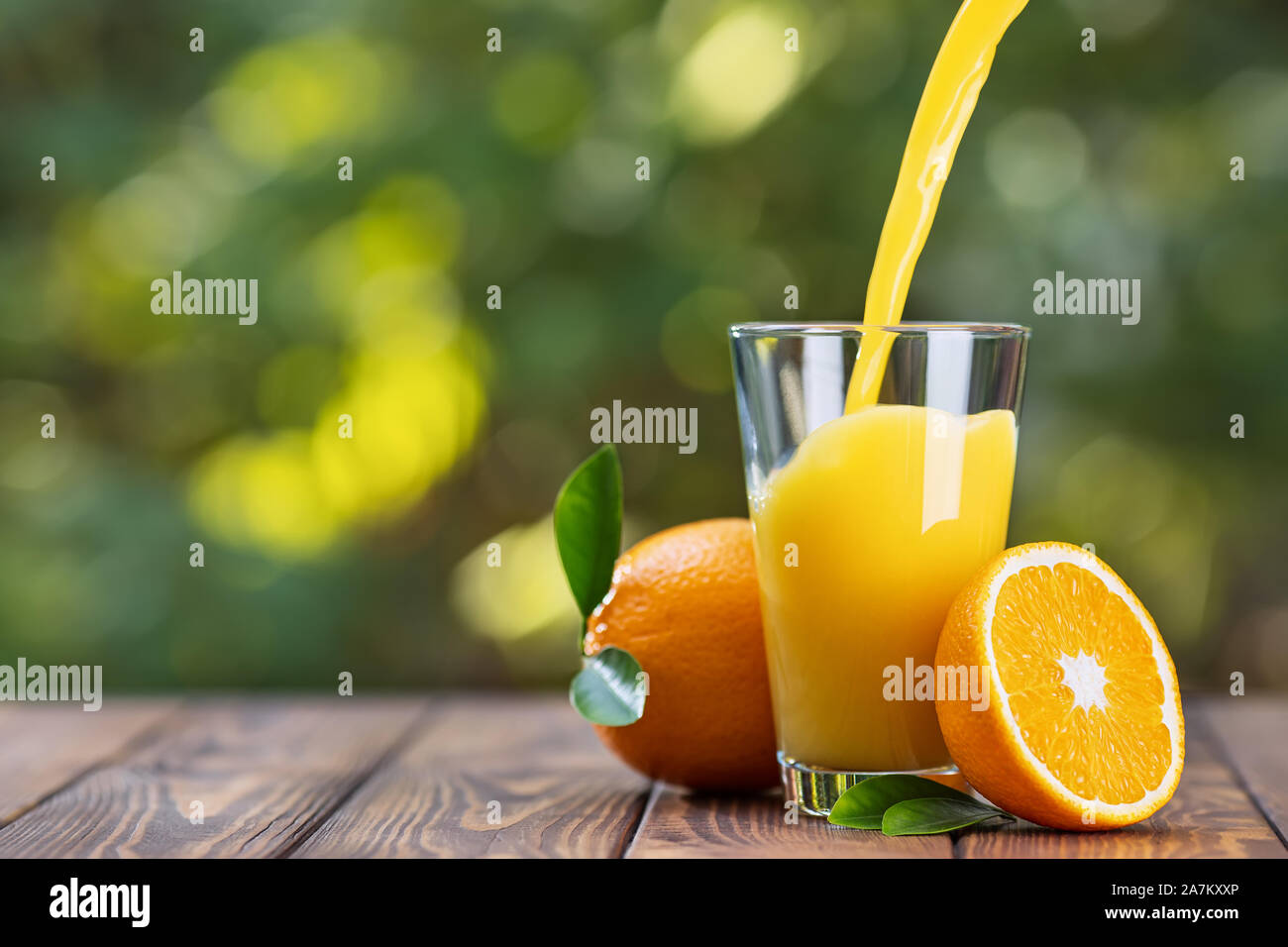 Verser du jus d'orange Banque de photographies et d’images à haute ...