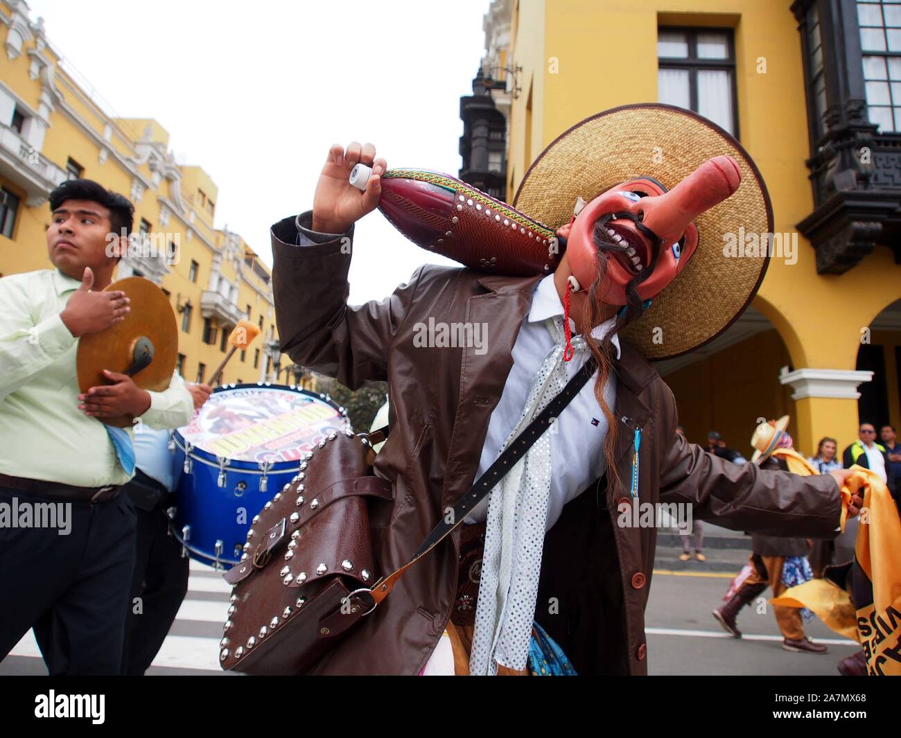 Un danseur masqué vêtu de costumes typiques participant à la procession ...