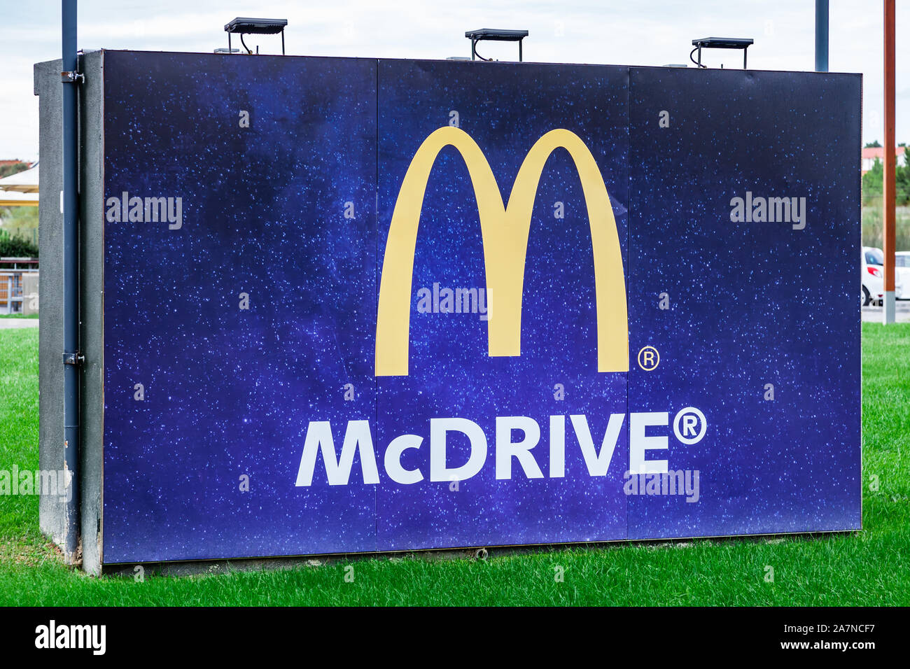 Mcdrive sign with mcdonalds logo Banque de photographies et d’images à ...