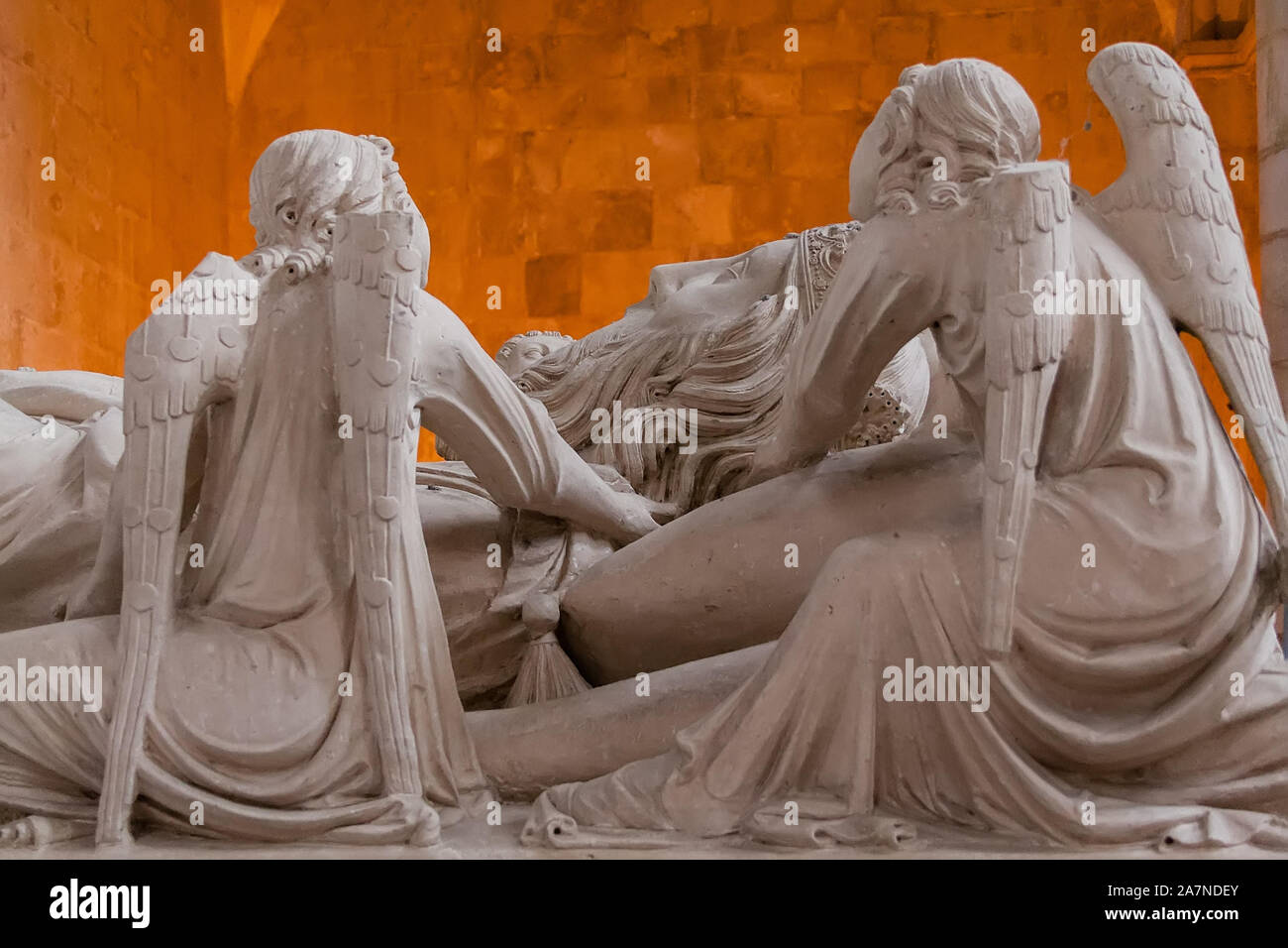 Alcobaça, Portugal. Tombeau gothique du roi Dom Pedro gisant et anges ...