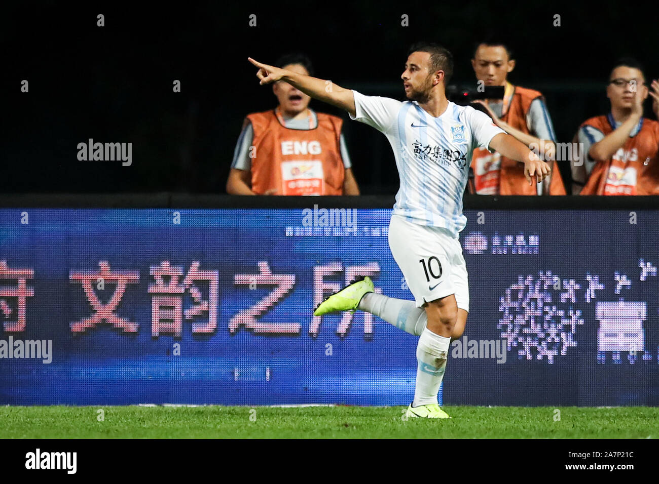 Joueur de football israélo-arabe Saba Dia de Guangzhou R&F célèbre ...