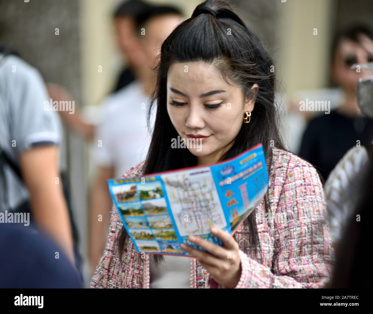 Chinese girl un plan du métro. La Place Tiananmen, Pékin, Chine Photo ...