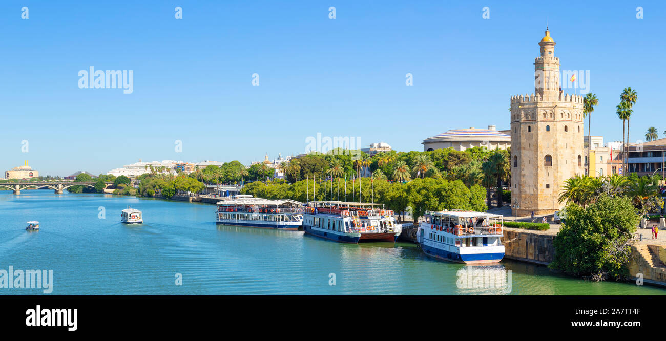 Bateaux d'excursion sur la rive du fleuve guadalquivir Banque de ...