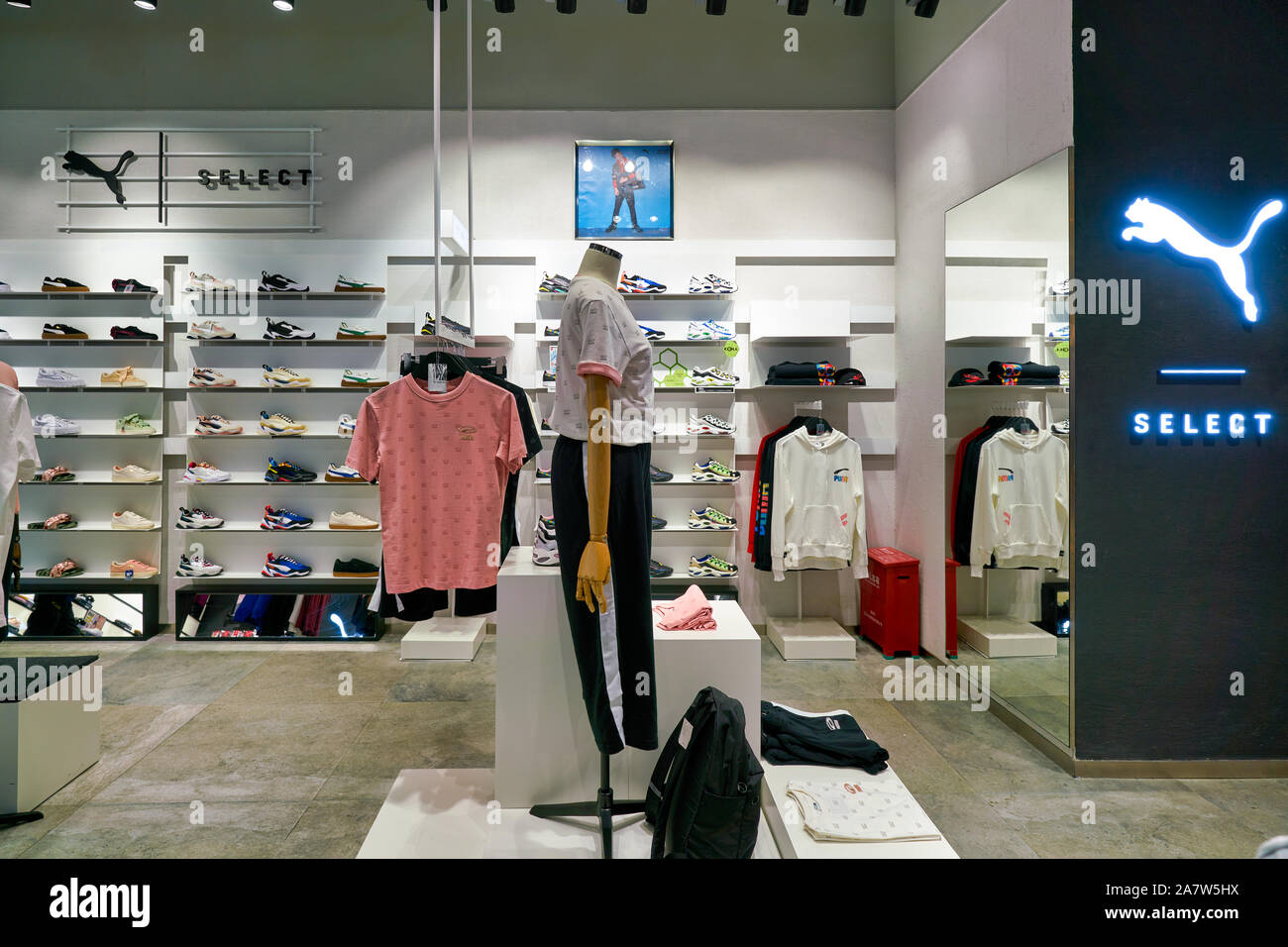 Puma store interior Banque de photographies et d’images à haute ...