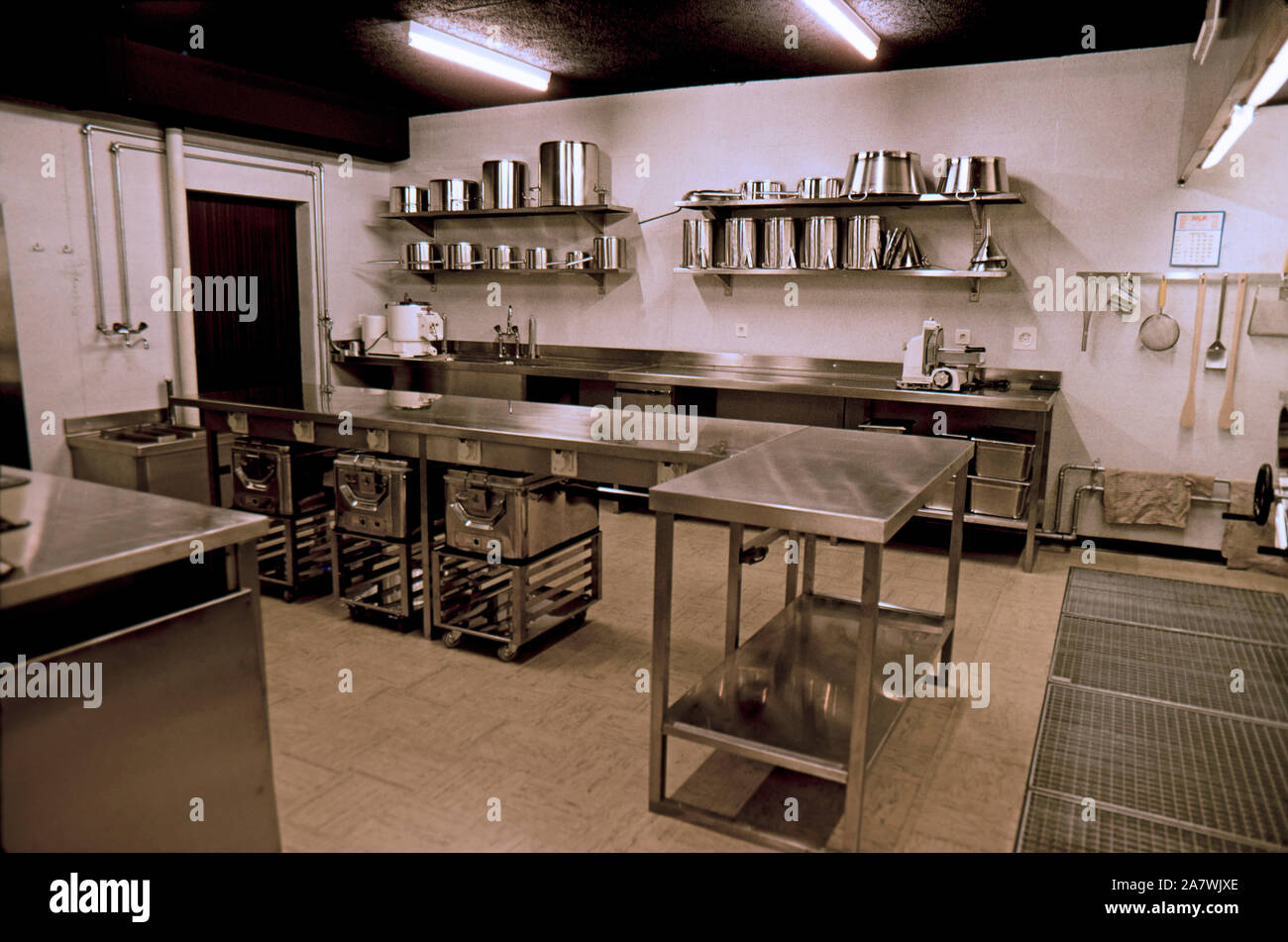 Dans une cuisine commune de banlieue des retombées nucléaires ...