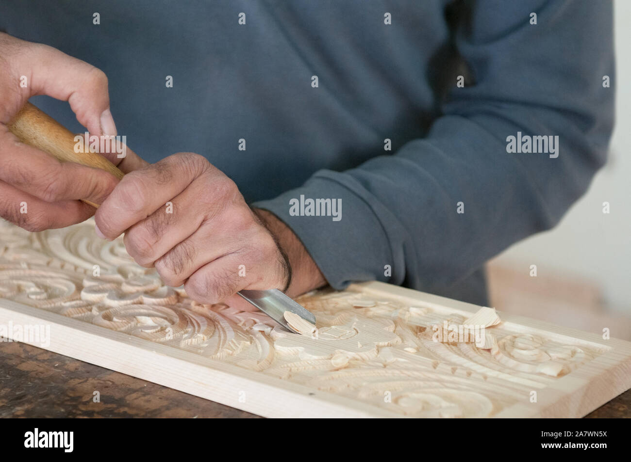 L'homme sculpte sculpteur de bois pour créer une flore en bois design ...