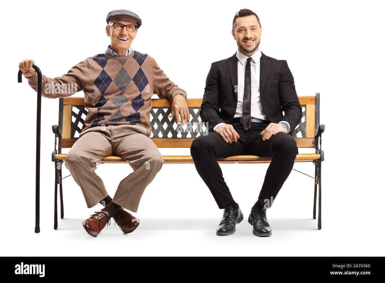 Portrait d'un jeune homme et un homme assis sur un banc isolé sur fond ...