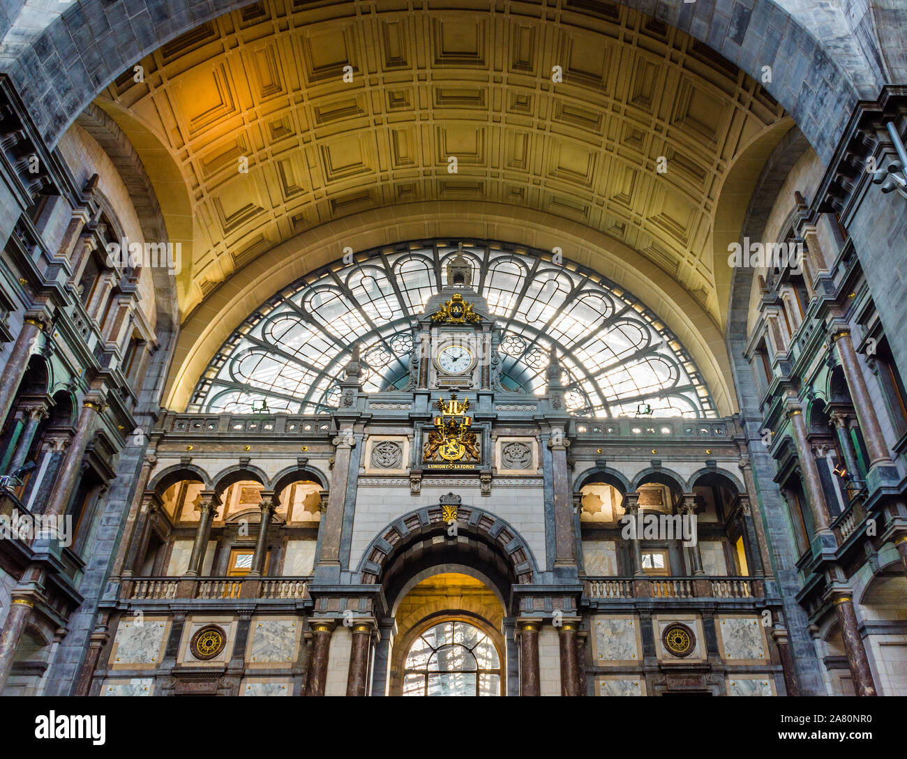 Intérieur du niveau supérieur de la gare centrale d'Anvers - Anvers ...